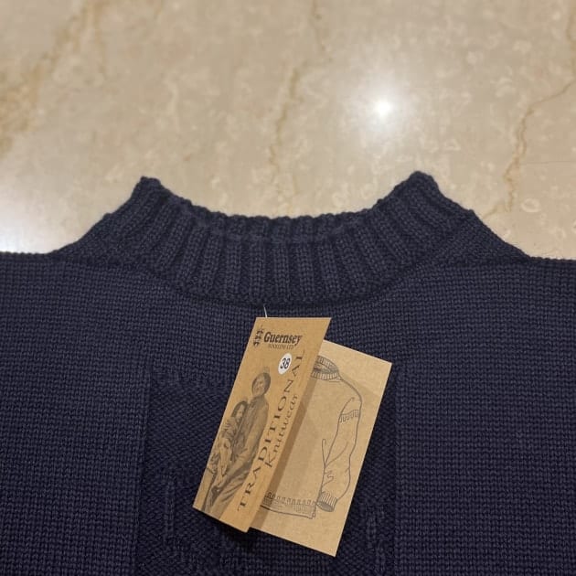 〈GUERNSEY WOOLENS〉emblem crew neck knit ｜ビームスF／インターナショナルギャラリー ビームス｜BEAMS