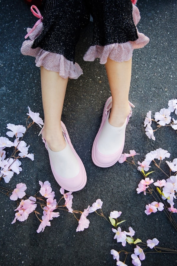 一款特别的粉色，点亮春日。UGG® for Ray BEAMS推出三款别住凉鞋，与樱花季完美契合。| BEAMS